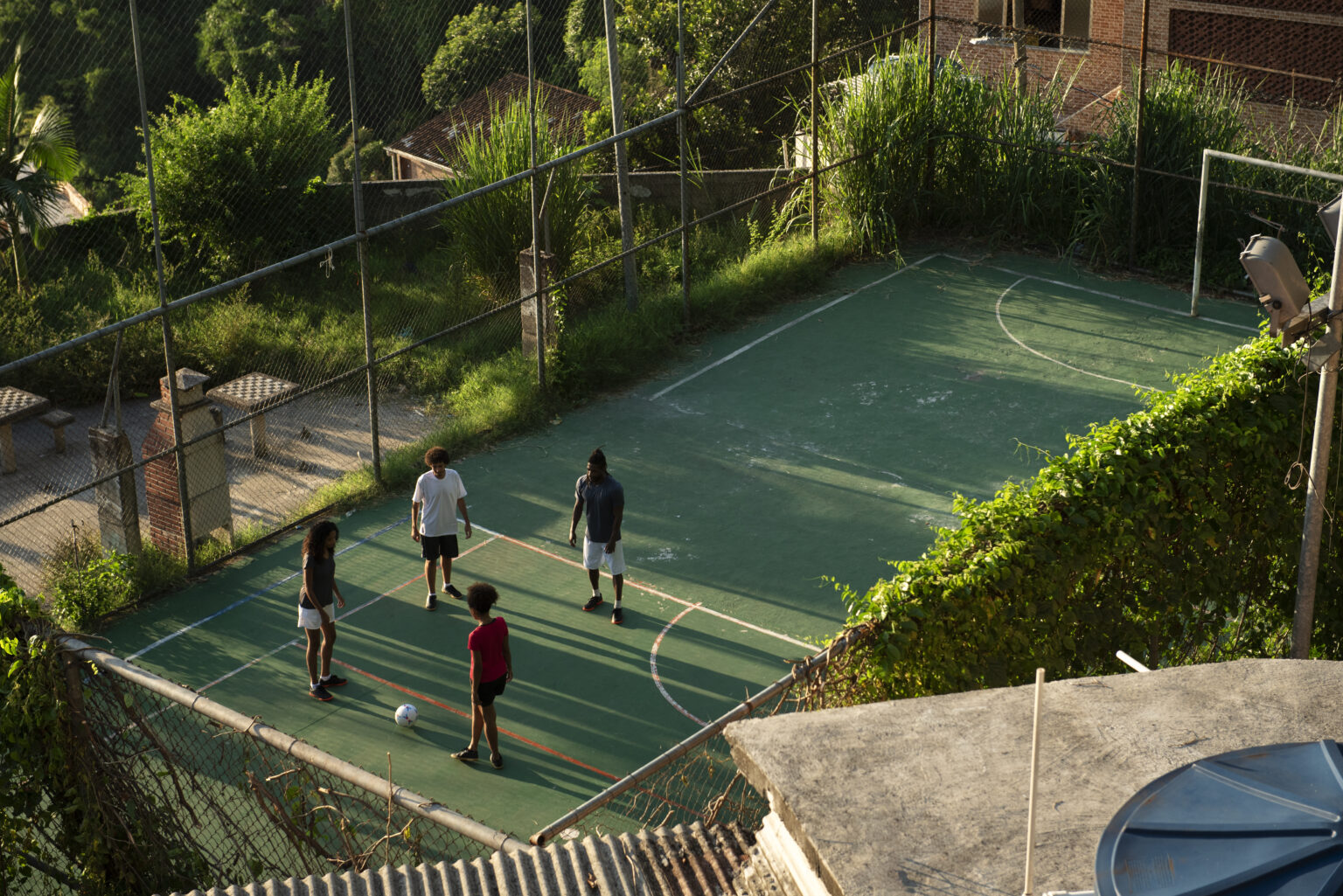 Lapangan Padel Indoor vs Outdoor: Biaya, Desain, dan Atap Terbaik